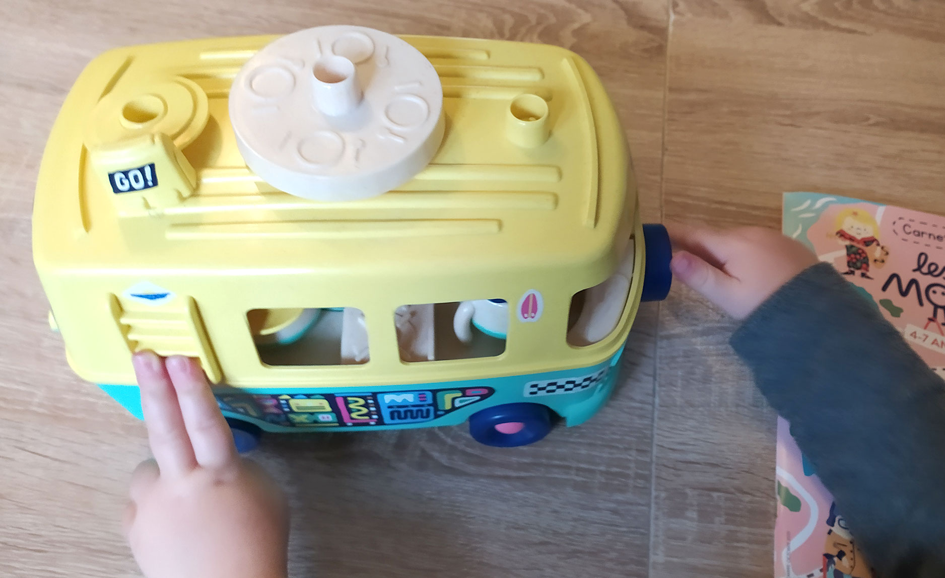 Mini-Mondes, le van et ses personnages - Le Blog de Bonhomme De Bois